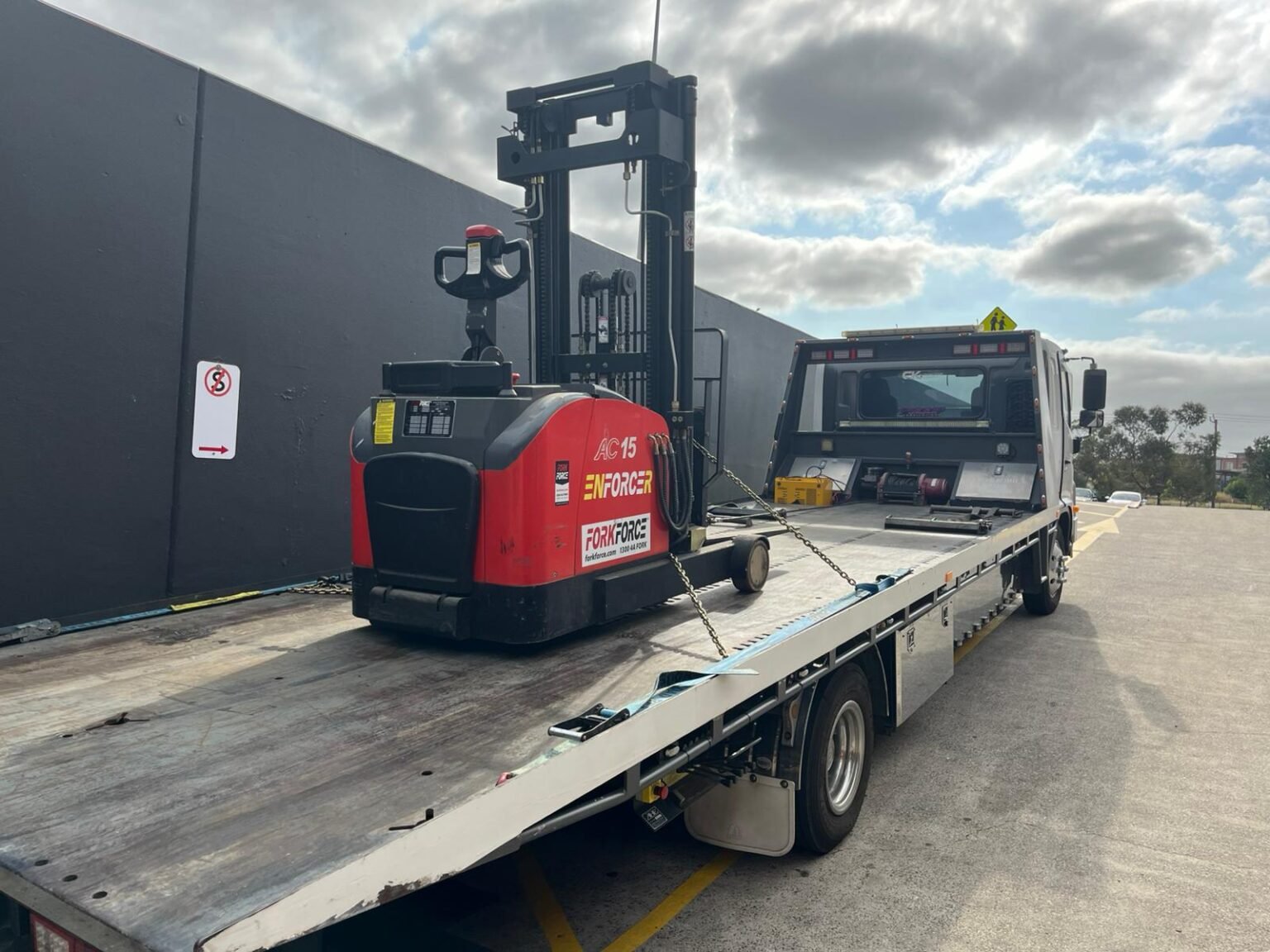 Tow Truck Hire in Melbourne || Ready Towing-24/7 Towing Services